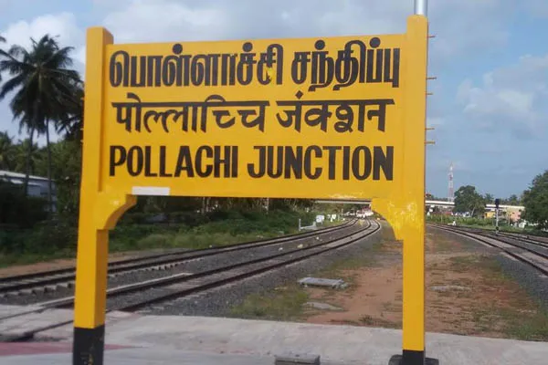 உதவி ஆய்வாளர் இருசக்கர வாகனத்தின் மீது தடி வீசியதால் மூவர் காயம்