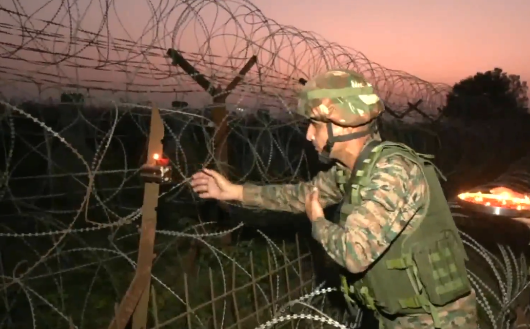 রঙিন আলো-প্রদীপে শত শত সেনার দীপাবলি, সীমান্তে নিরাপত্তা ও উৎসব একসঙ্গে