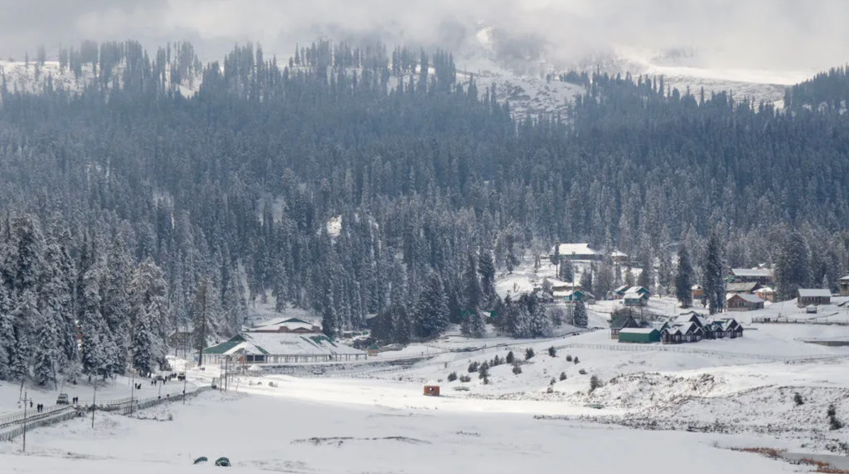 Winter Comes Early: Gulmarg and Himachal Wake Up to First Snowfall