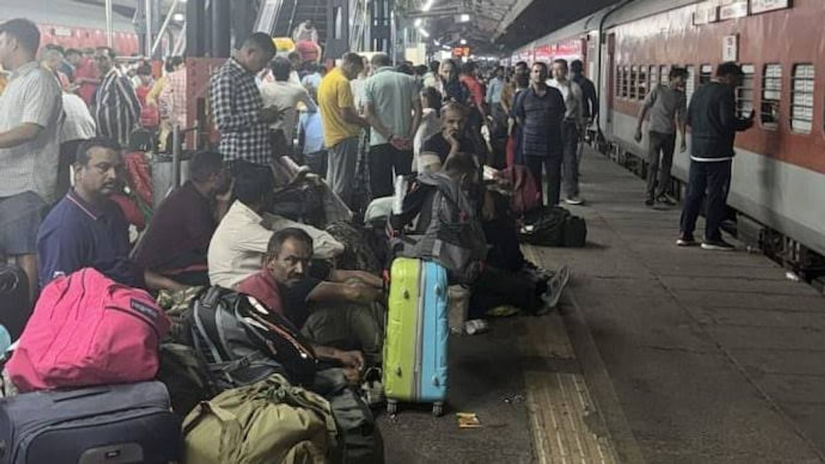 Railways to run general train to decongest platforms at Delhi Stations