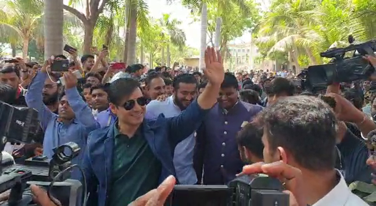 Film star Vivek Oberoi reached Parul university for campaigning of his ...