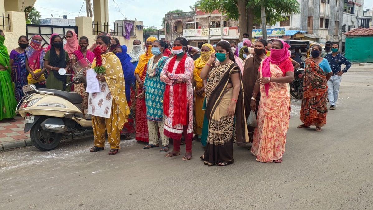 Displaced Sanjaynagar slums gives bouquet to Ward 6 Councillor