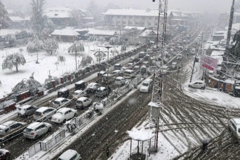 Snowfall Update: Intense snowfall in upper reaches continues to create ...