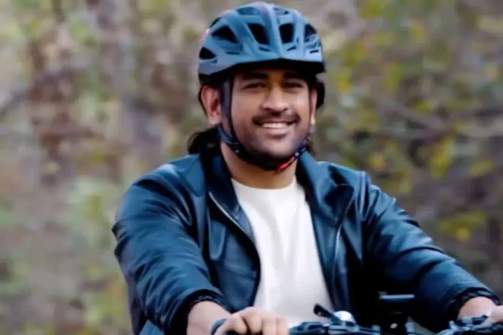 MS Dhoni Spotted Riding a Doodle V3 Electric Cycle! Check Out its Range; Order it From Amazon