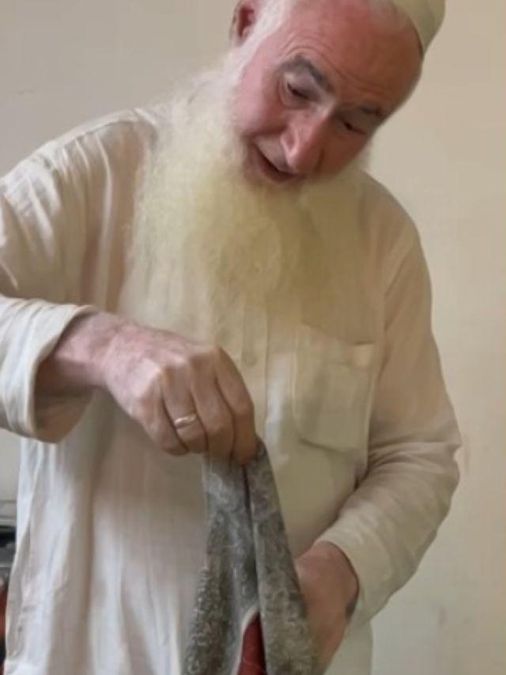 78-YO Artisan Protects Kashmir’s 500-YO Handwoven Shawl Tradition