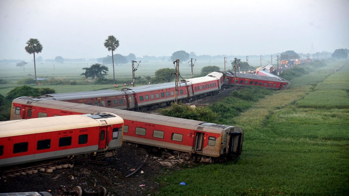 Bihar train accident : बिहार रेल हादसे की वजह से 10 ट्रेनें रद्द, 21 के ...