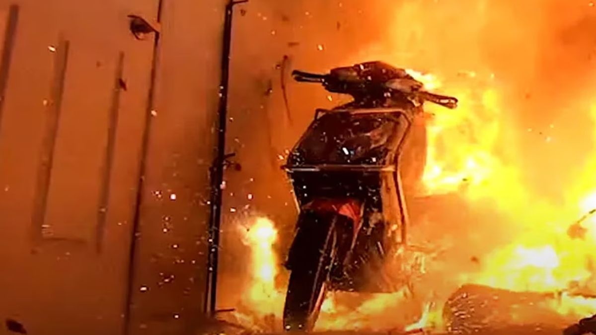 Electric Scooter Fire: বৃষ্টির দিনে ইলেকট্রিক স্কুটারে যে কোন মুহুর্তে ...