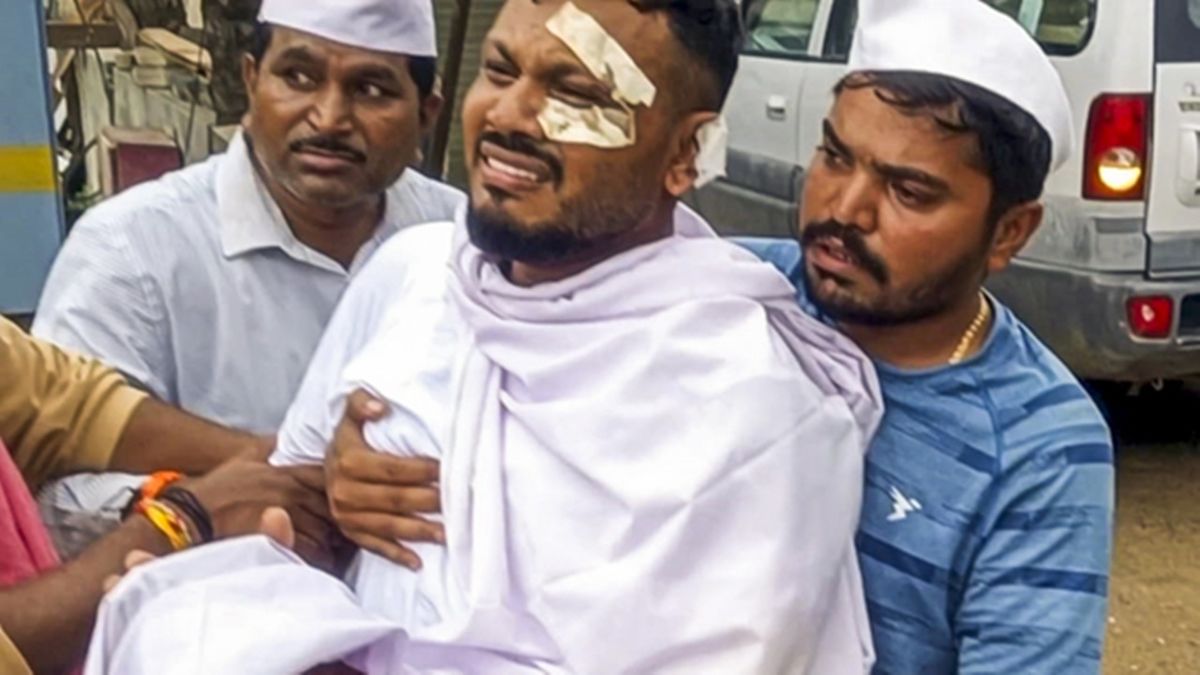 কাছা পরে কফিন কাঁধে ভাইকে শেষ বিদায়, কান্নায় ভেঙে পড়লেন অভিশপ্ত ...