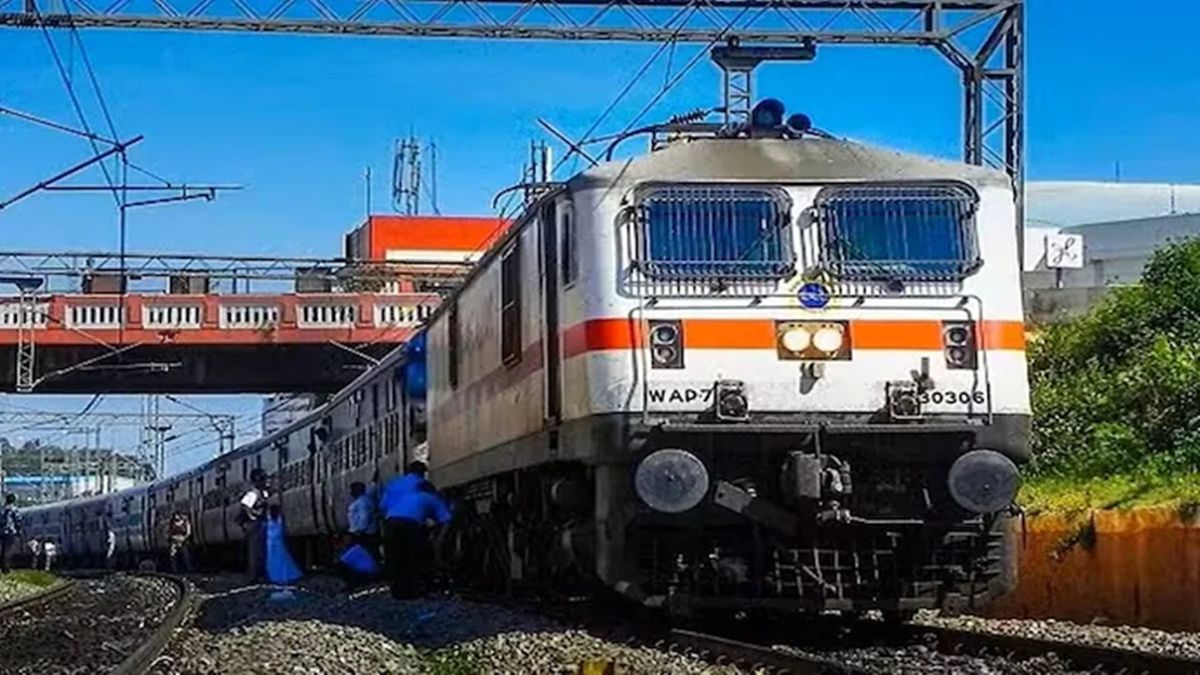 Indian Railway: চেন টানাতে কেন, কীভাবে দাঁড়িয়ে যায় আস্ত ট্রেন? এর পিছনে রয়েছে কোন প্রযুক্তি ...