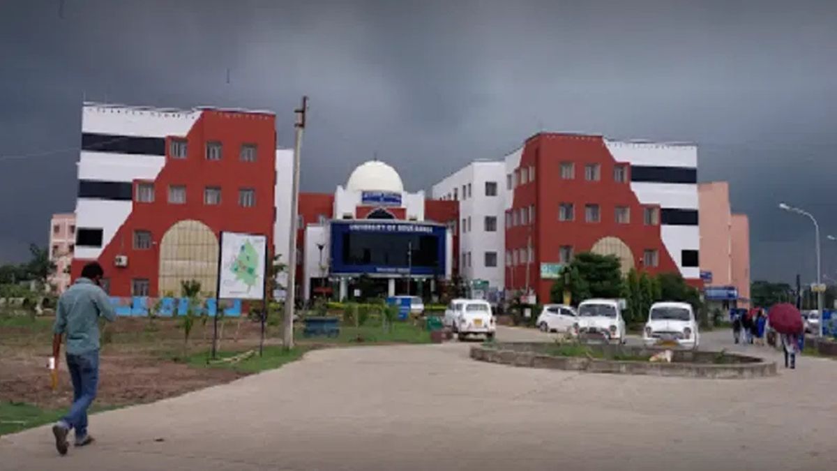 Examination:ছেলে স্নাতকোত্তরের পরীক্ষার্থী, অধ্যাপক বাবার তত্ত্বাবধানেই ...