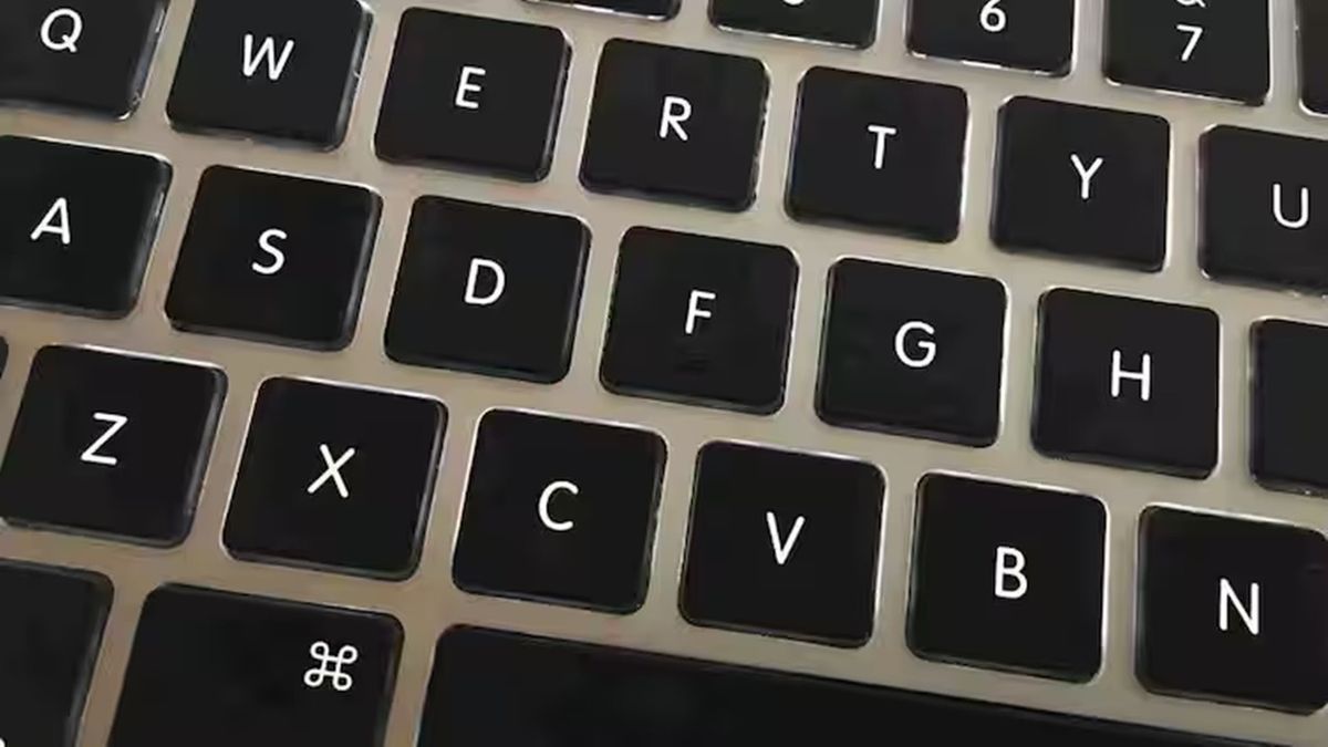 QWERTY কীবোর্ডের অক্ষরগুলো কেন ভুলভাবে সাজানো থাকে? ৯৯% মানুষ এই ...