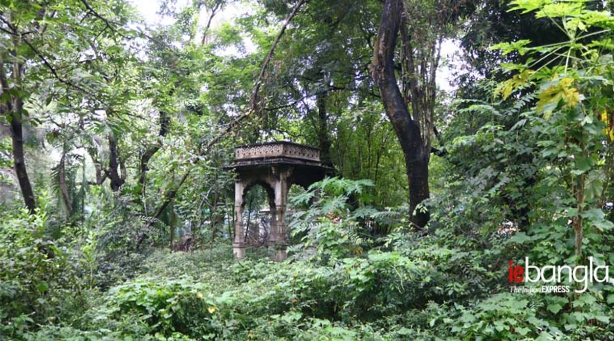 সৌমিত্রর হাতে উদ্বোধন হওয়া সত্যজিতের 'পরশপাথর অঙ্গন' এখন ময়লা ফেলার ...