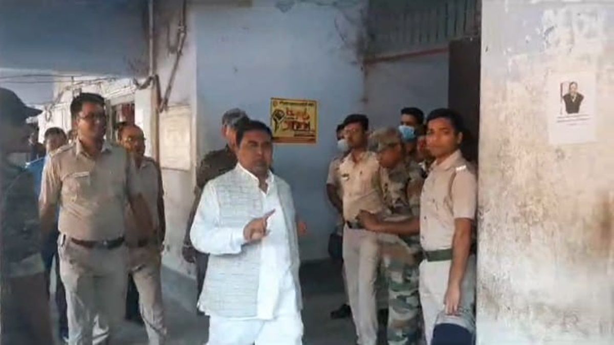 Sheikh Shahjahan Arrested: চোখে-মুখে উদ্বেগের লেশমাত্র নেই, 'বাদশা'র মেজাজেই কোর্ট থেকে বেরোলেন ...