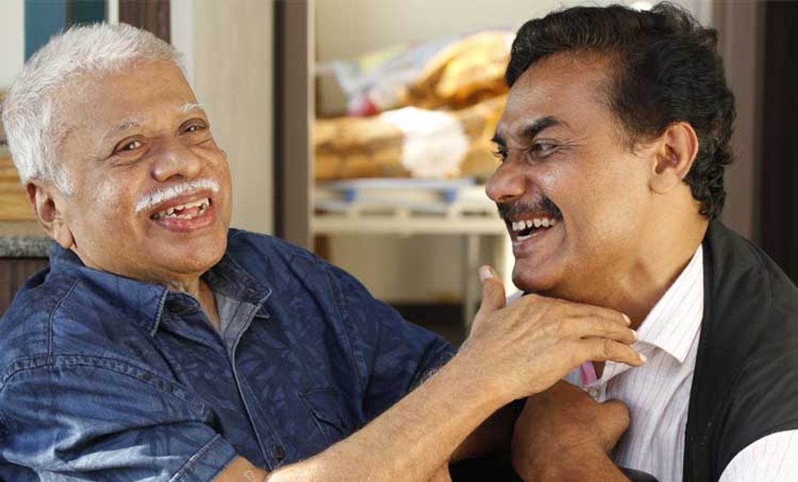 "ഇത്ര മതിയോ കൊമാച്ചീ," ക്യാമറയ്ക്കു മുന്നിലെ കുഞ്ഞിക്ക