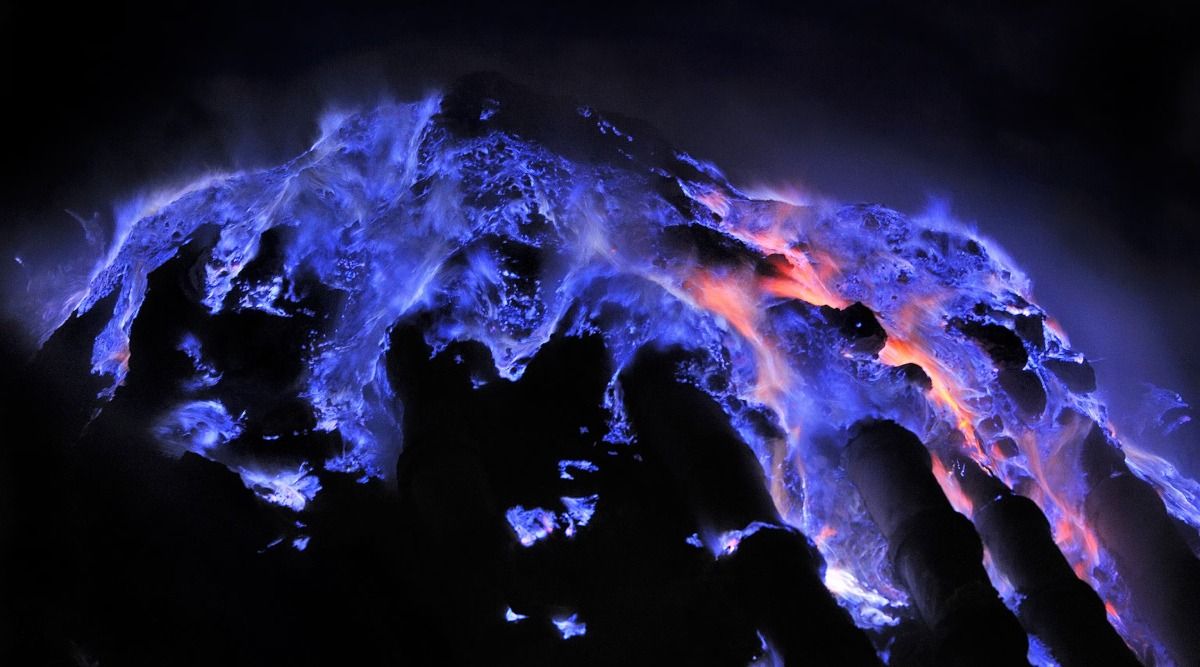 இரவில் ஜொலிக்கும் 'நீல நிற லாவா'... இந்தோனேசிய எரிமலையின் பின்னணியில் ...