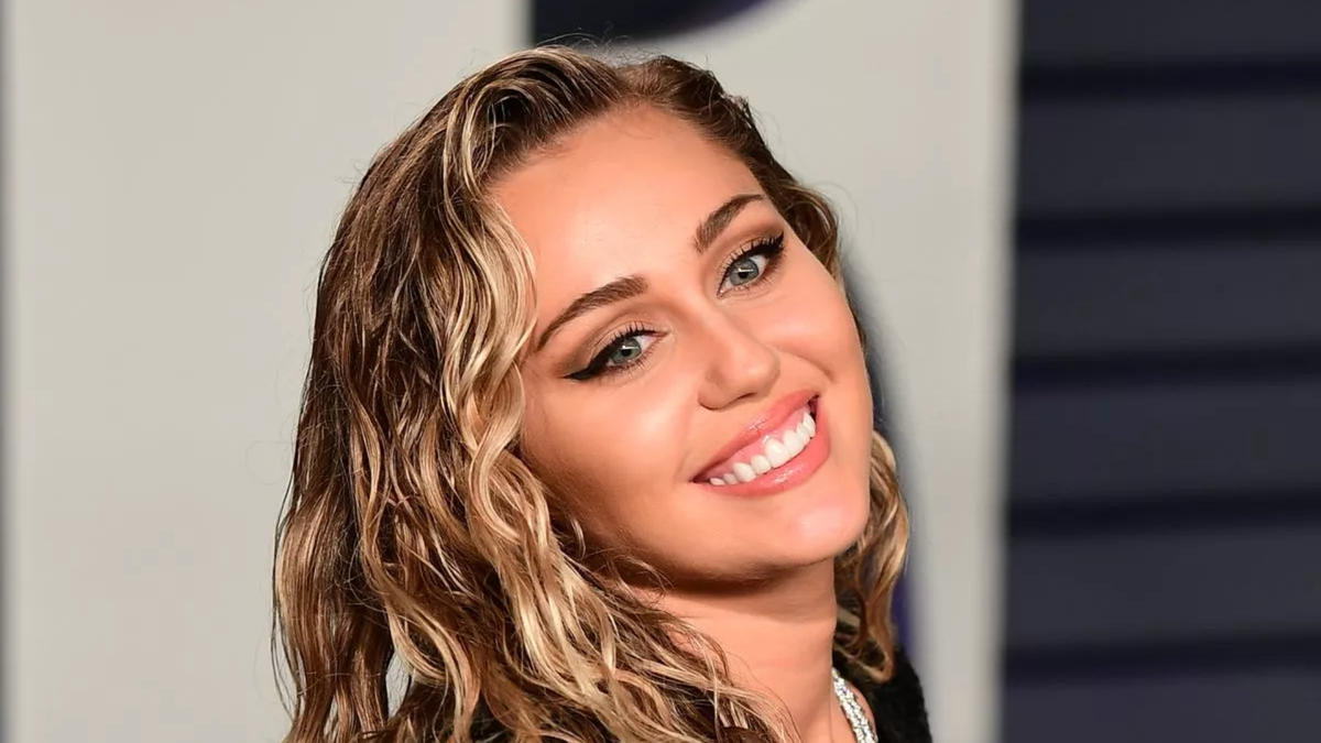 Miley Cyrus Promises "Something Really Special" for Hannah Montana's ...