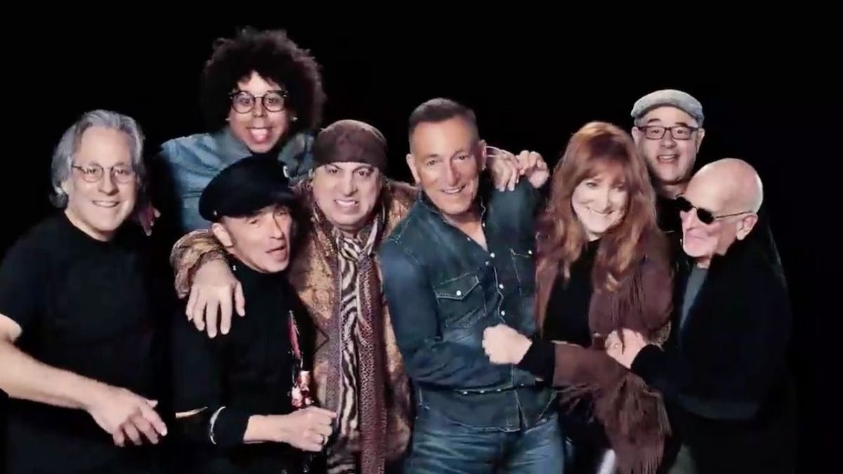 Bruce Springsteen Serenades Audience On SNL!