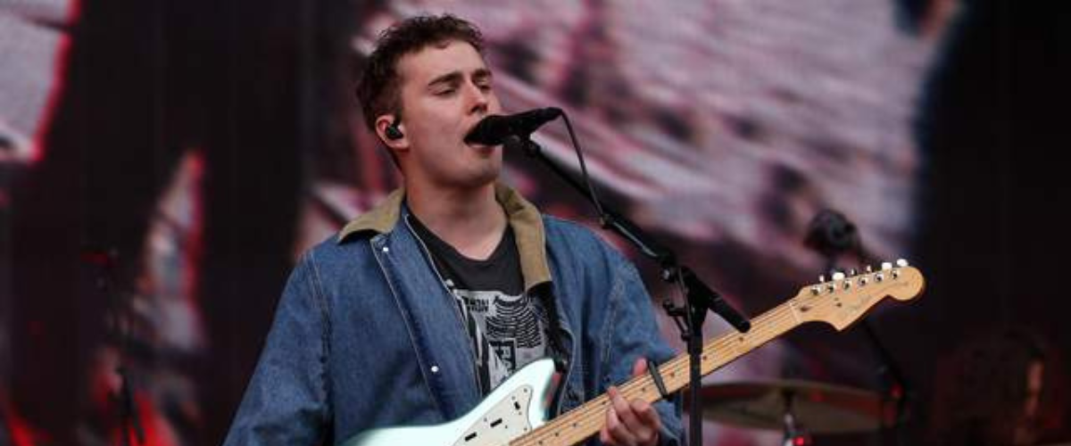 Sam Fender Performs His Brand-New Song ‘Alright’ Live At a Concert in ...