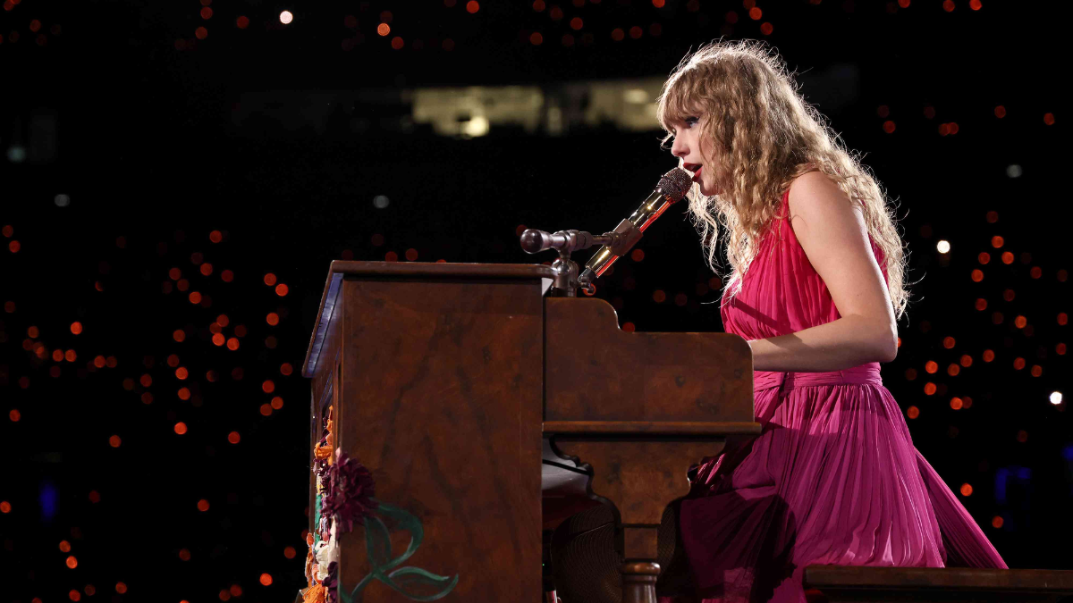 Taylor Swift Pauses London Eras Tour to Fix Piano: 'This Is in the ...