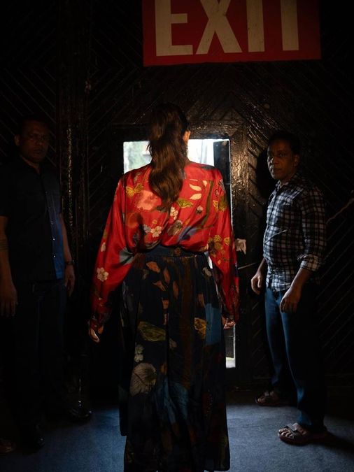 90s famous actress karishma kapoor income salary and networth