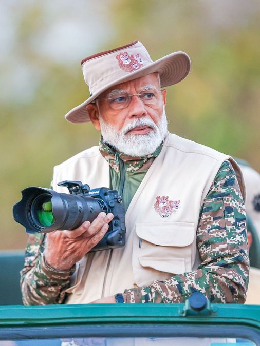 PM Narendra Modi Lion safari and photography: Price of Camera | इतने ...