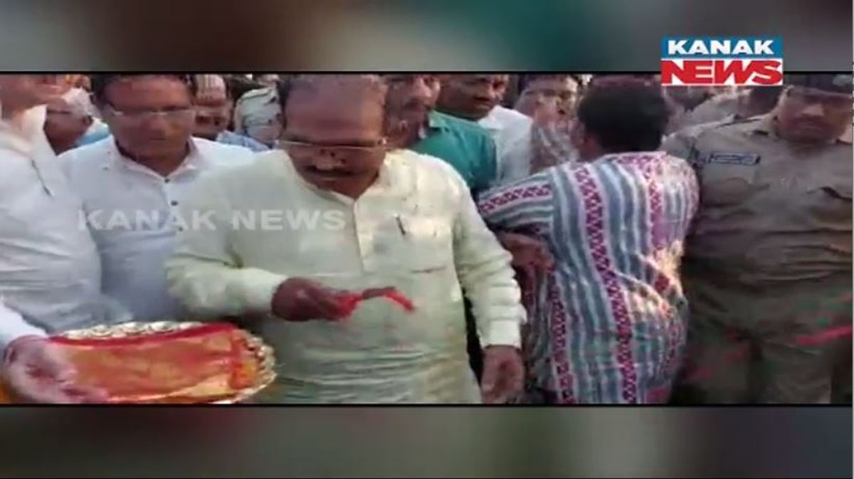 ସମ୍ବଲପୁର ଫ୍ଲାଏଓଭର ଉଦଘାଟନ ବେଳେ ରାଜନୈତିକ ଡ୍ରାମା। ମନ୍ତ୍ରୀଙ୍କ ପୂର୍ବରୁ ଫିତା ...