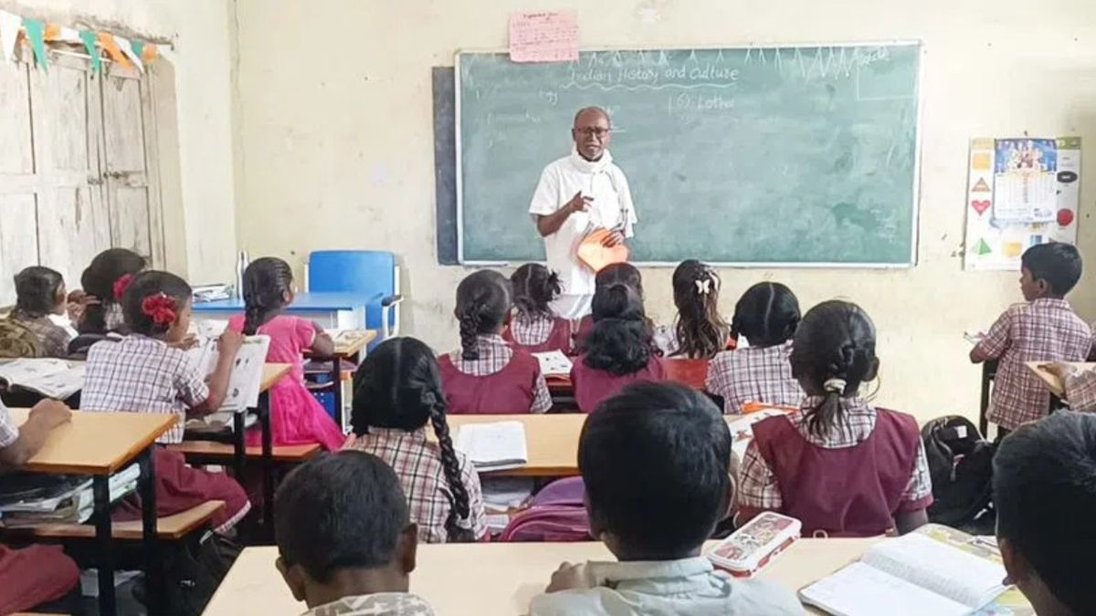 This 79-Year-Old Retired Teacher Bal Reddy Sir Still Teaches for Free ...