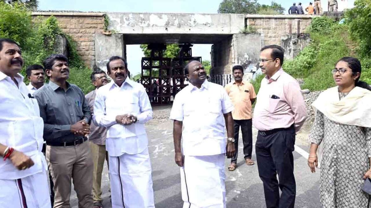 ரயில்வே பாலம் சேதம்- அமைச்சர் முத்துசாமி ஆய்வு