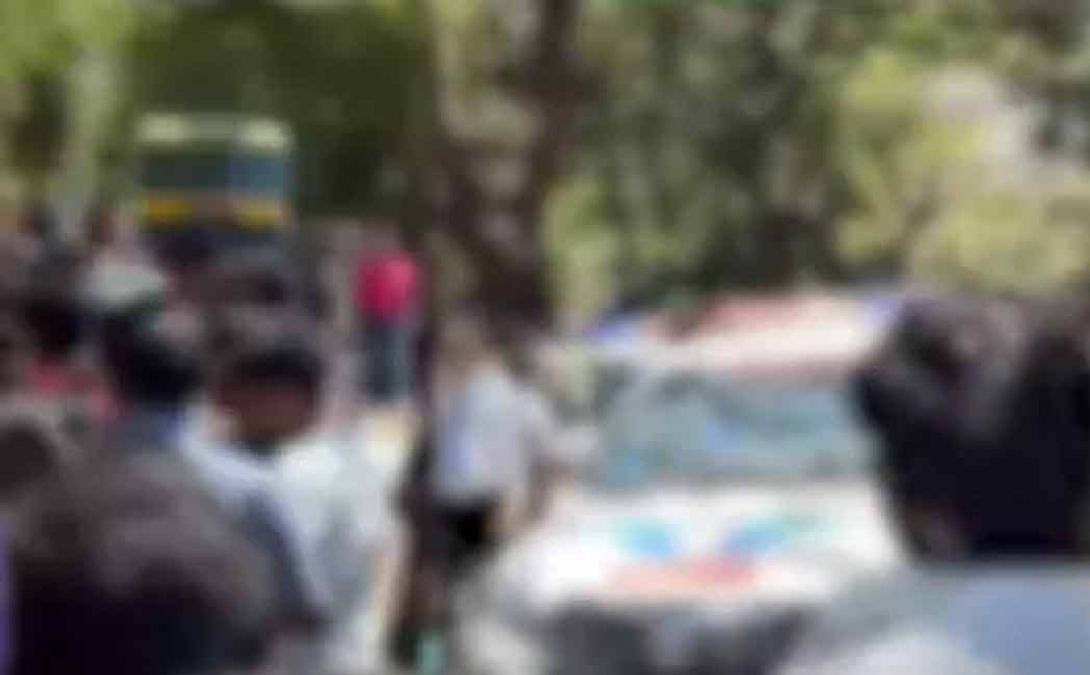 பெண் பேராசிரியருக்கு பாலியல் தொல்லை; வெளுத்து வாங்கிய மாணவர்கள்!