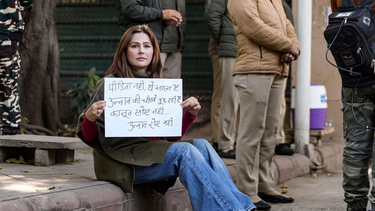 Unnao rape case: Protest outside Delhi HC against suspension of Sengar ...