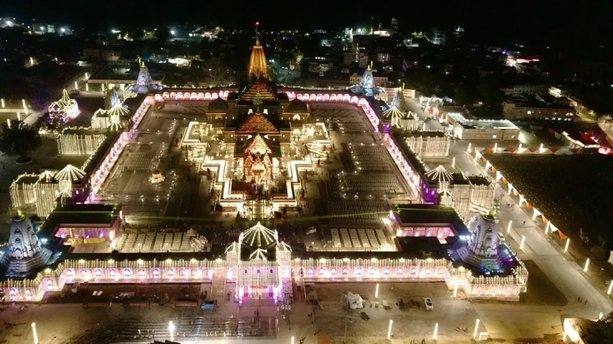 Here’s your guide to the Ayodhya’s iconic flag ceremony!