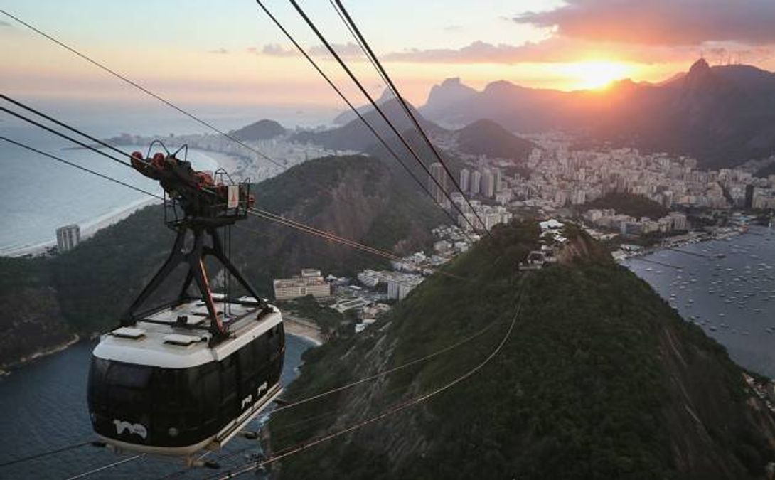 Tourists stuck in French Alps cable cars rescued