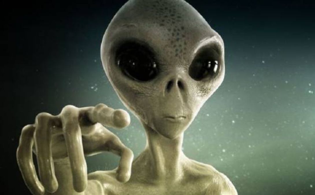 Alien mothership 'mammoth craft' noticed on NASA's live feed keeping ...