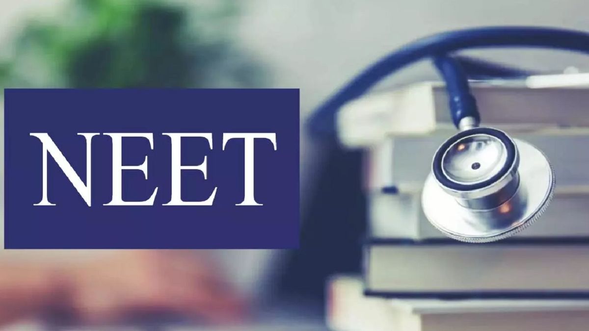 NEET Controversy: परीक्षा में छात्रों से कपड़े उल्टे करके पहनवाए ...