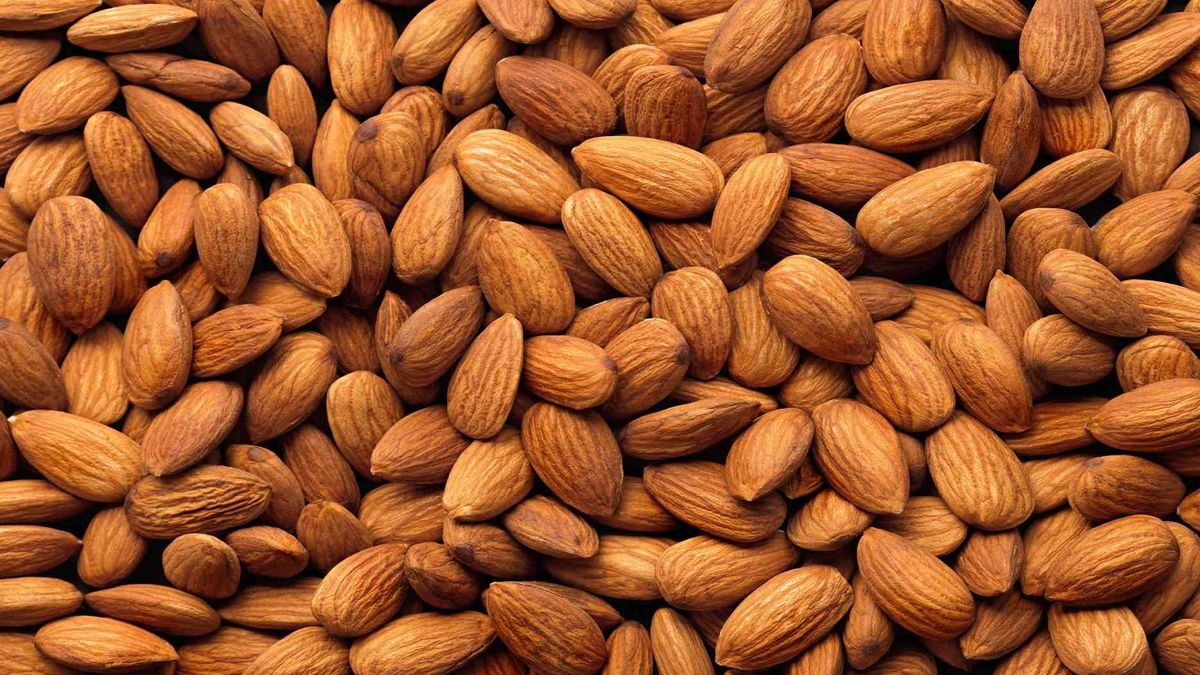Identify Fake Almonds: मार्केट में धड़ल्ले से बिक रहे नकली बादाम, कैसे ...