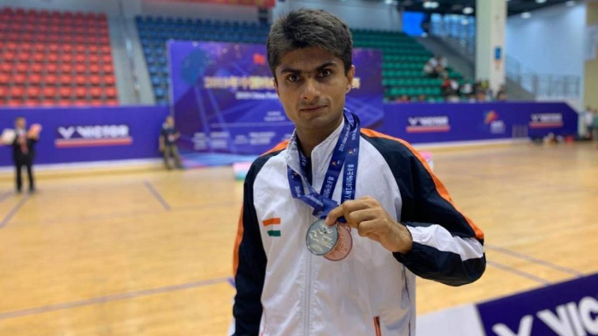 दुनिया के नंबर वन पैरा बैडमिंटन खिलाड़ी बने IAS officer Suhas LY, फ्रांस के लुकास को दी मात