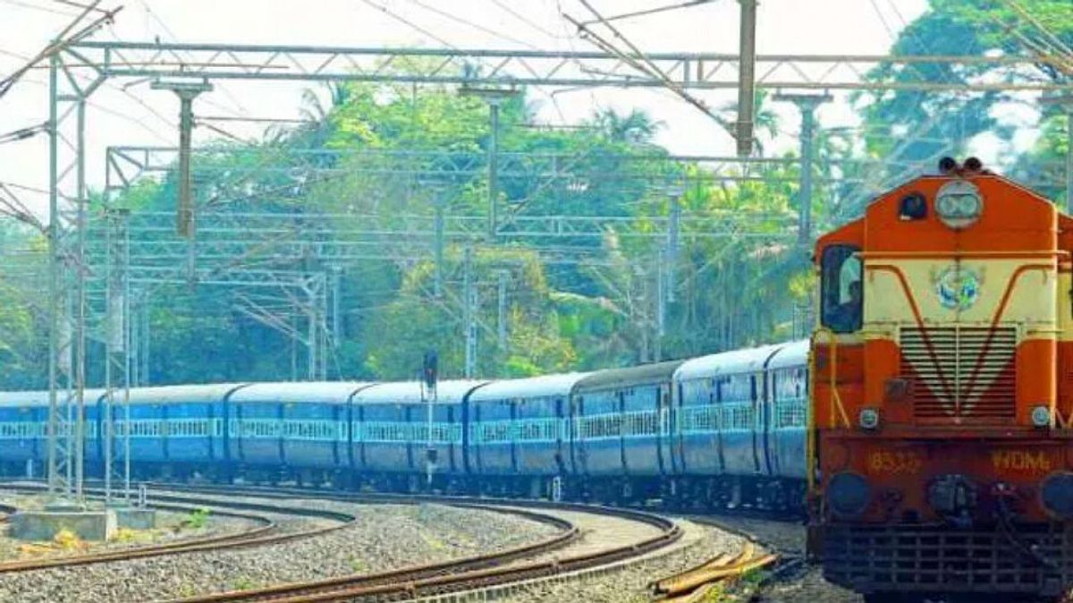 ଷ୍ଟେସନରେ ଟ୍ରେନ ରଖିବାକୁ ଭୁଲି ଗଲେ ଲୋକ ପାଇଲଟ, ପଛକୁ ଫେରିଲେ