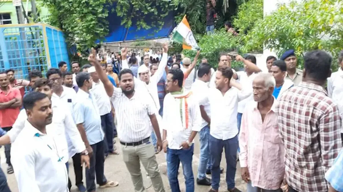 Odisha Congress goes all out against Tata Power; pelts tomatoes, eggs ...