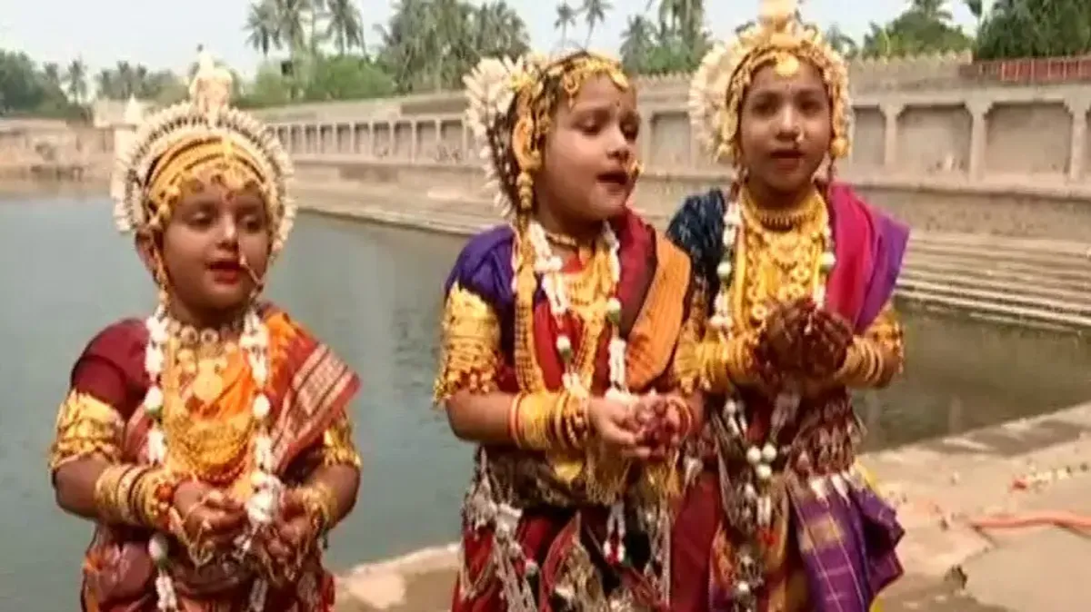 Young girls of servitor families observe age-old ‘Neta Pila’ ritual in Puri