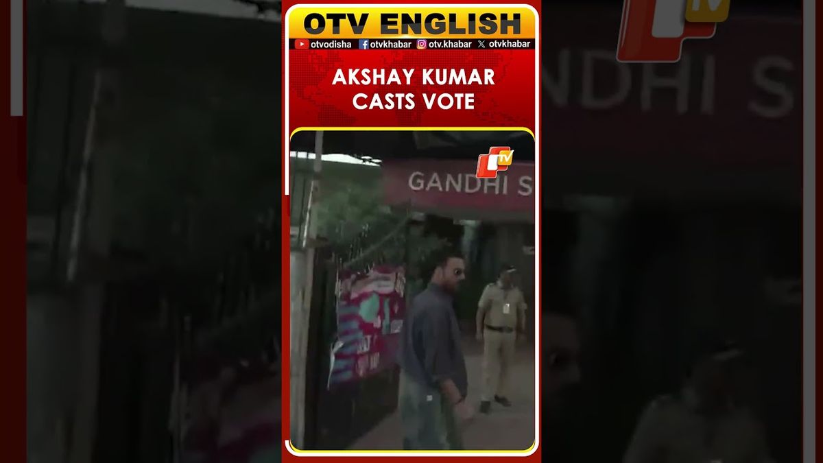 Actor Akshay Kumar Votes For BMC Elections In Mumbai