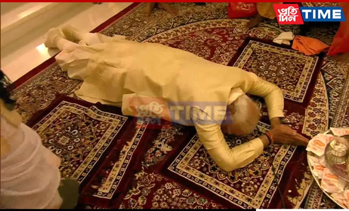 PM Modi Performs 'Sashtang Dandvat Pranam' at Ram Lalla Idol Pran ...