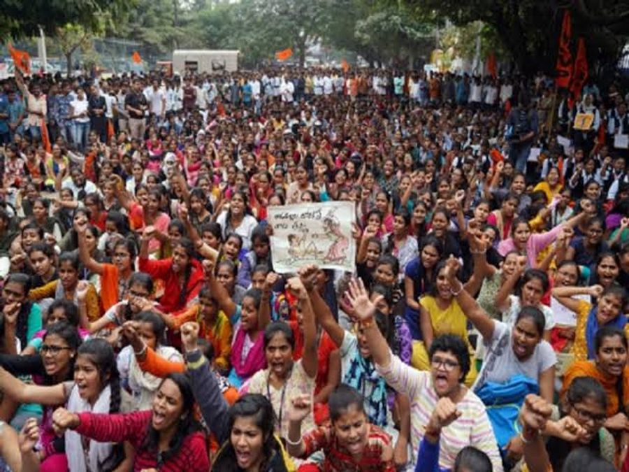 Hyderabad: Priyanka’s Mother Seeks Justice, Wants Rapists To be Burnt