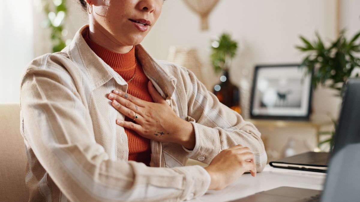 Burning Sensation In Chest: ఛాతీలో మంటగా, నోటిలో పుల్లగా ఉందా.. కారణం ఇదే!