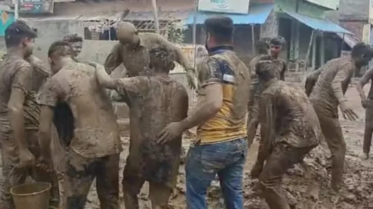 Mud Holi: బురదతో హోళీ సంబరాలు..ఎక్కడో తెలుసా?