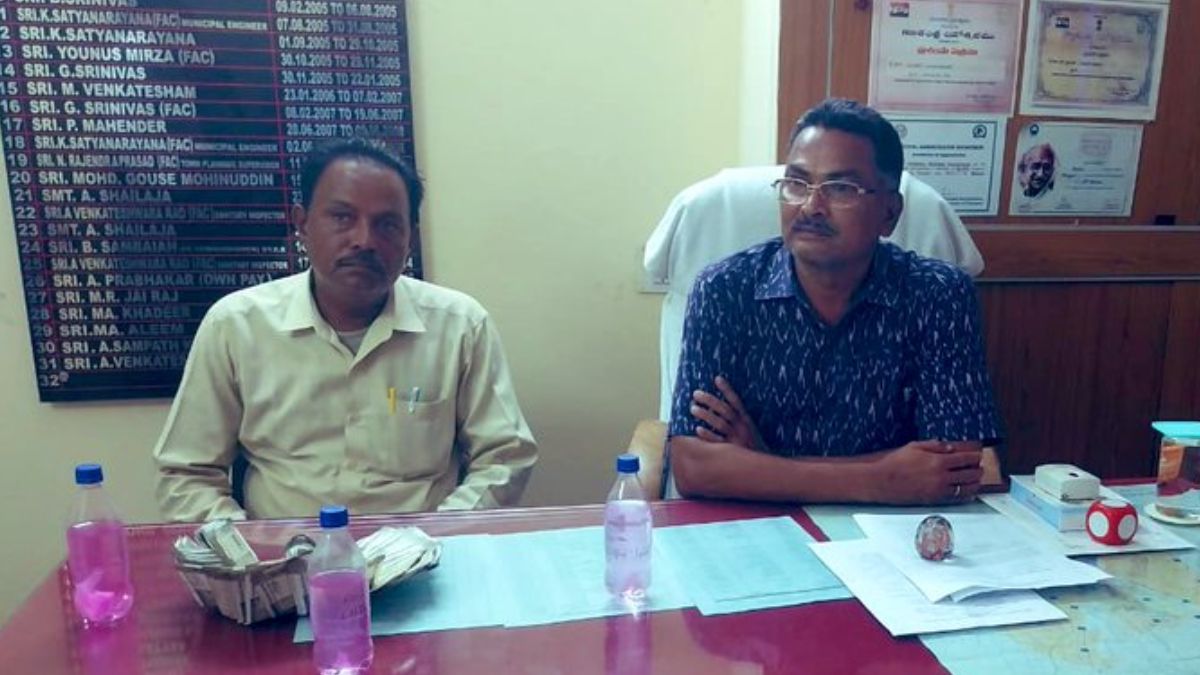 ACB Rides: రూ.30 వేలు లంచం తీసుకుంటూ ఏసీబీకి దొరికిన అధికారి