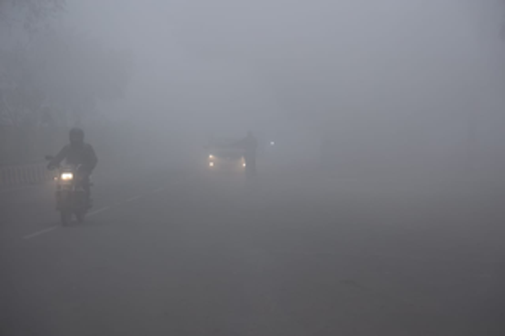 Dense fog in Delhi-NCR: 184 flights delayed, 26 trains running