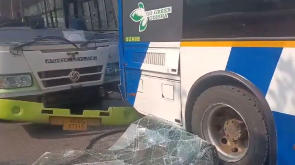 Bhubaneswar: Collision between two 'Mo Bus' buses near Raj Mahal Square ...