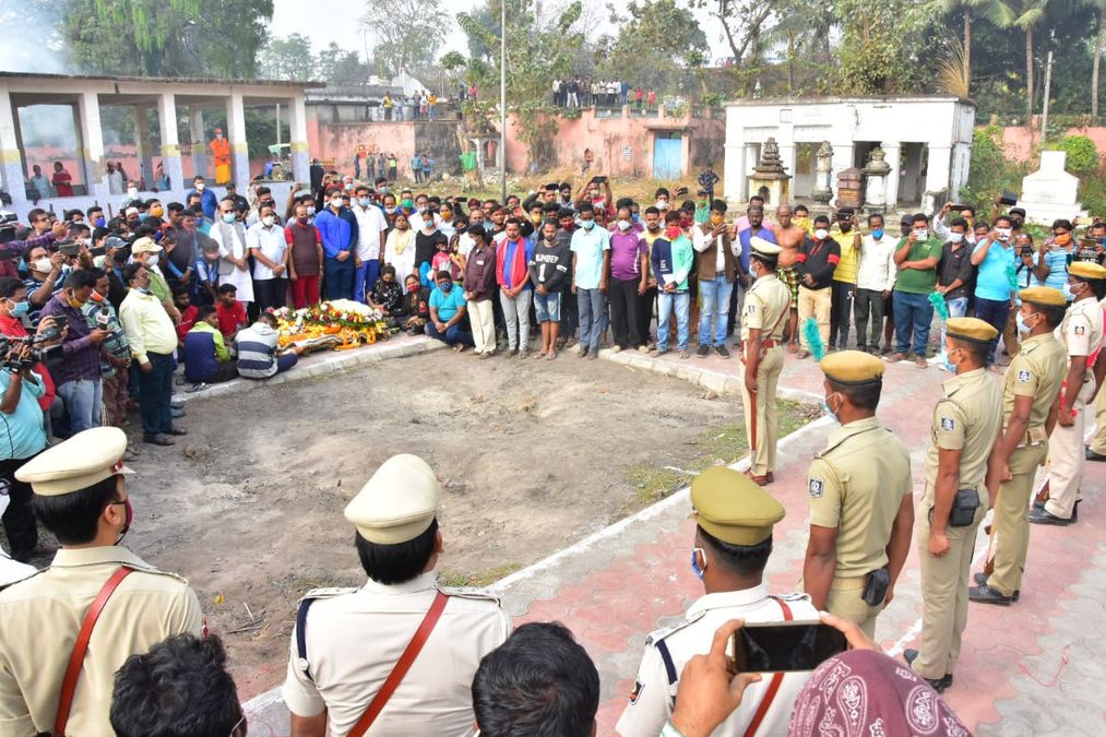 Mortal remains of D Prakash Rao consigned to flames