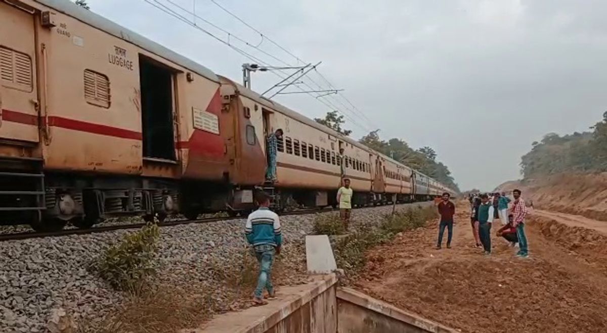 Tapaswini Express halts midway as overhead electric cable snaps off