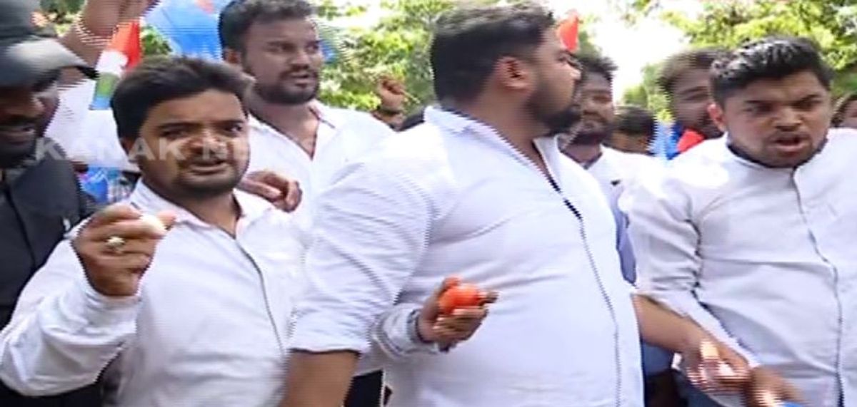 Chhatra Congress members hurl eggs, tomatoes at Minister Samir Dash's ...